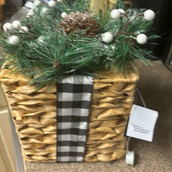 Holiday | New 9x8 Wicker Gift Box With Beautiful Winter Display On Top ...
